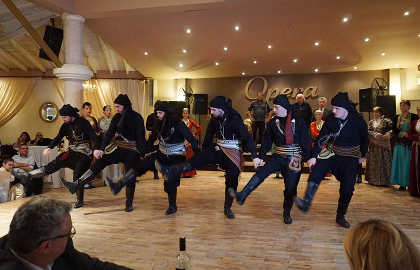Το Tik Tok ανακαλύπτει το χορό σέρρα χάρη στο «Καρς»