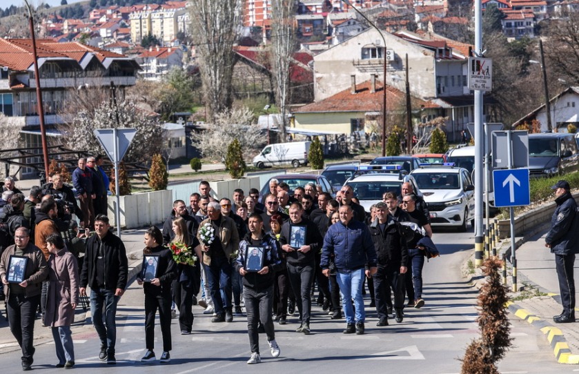 Σκόπια: Κανένας πολιτικός δεν παραβρέθηκε στις κηδείες των θυμάτων από ...