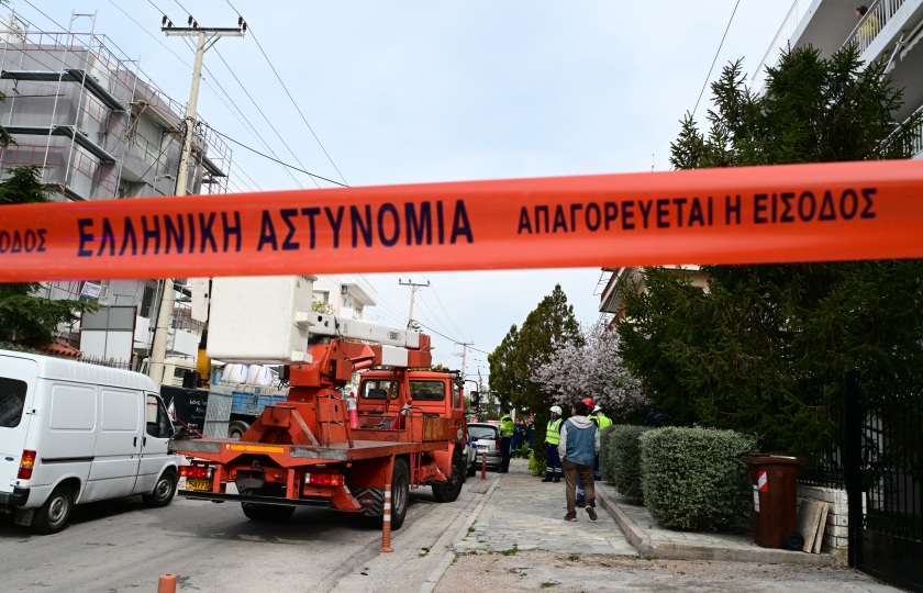 Βούλα: Γερανοφόρο όχημα ακούμπησε σε ηλεκτροφόρα καλώδια – Χωρίς τις ...