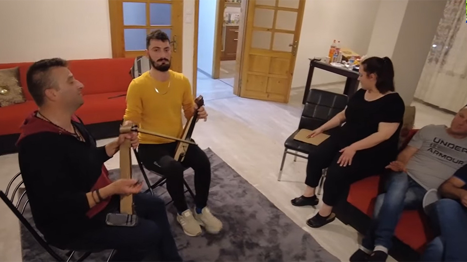 Ρωμαίικα τραγωδίας 'ς σην Τραπεζούνταν – Οι λύρες παίρνουν φωτιά στο ...